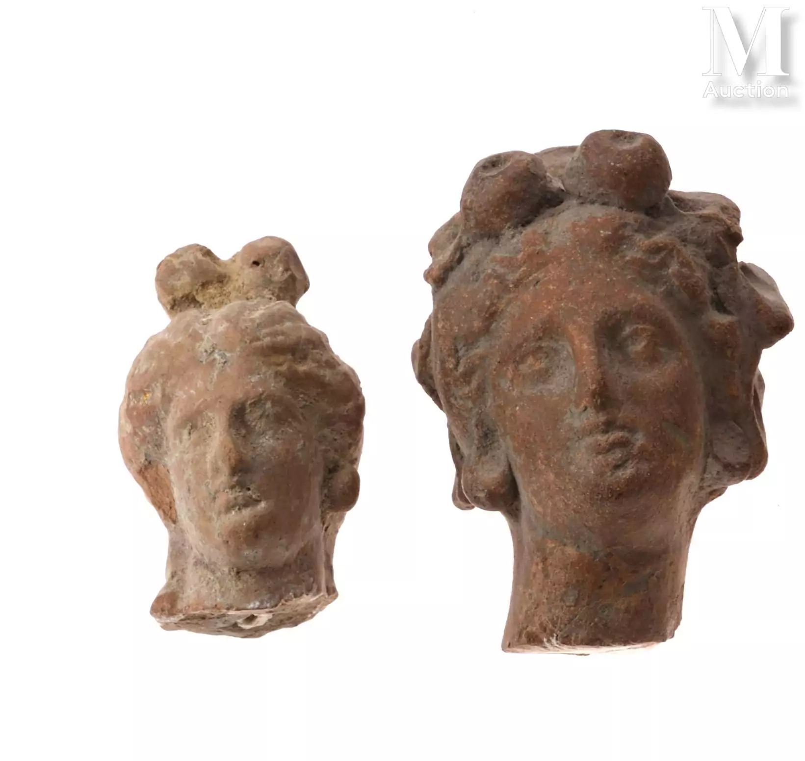 Lot comprenant une tête de jeune homme les cheveux rassemblés sur le ...