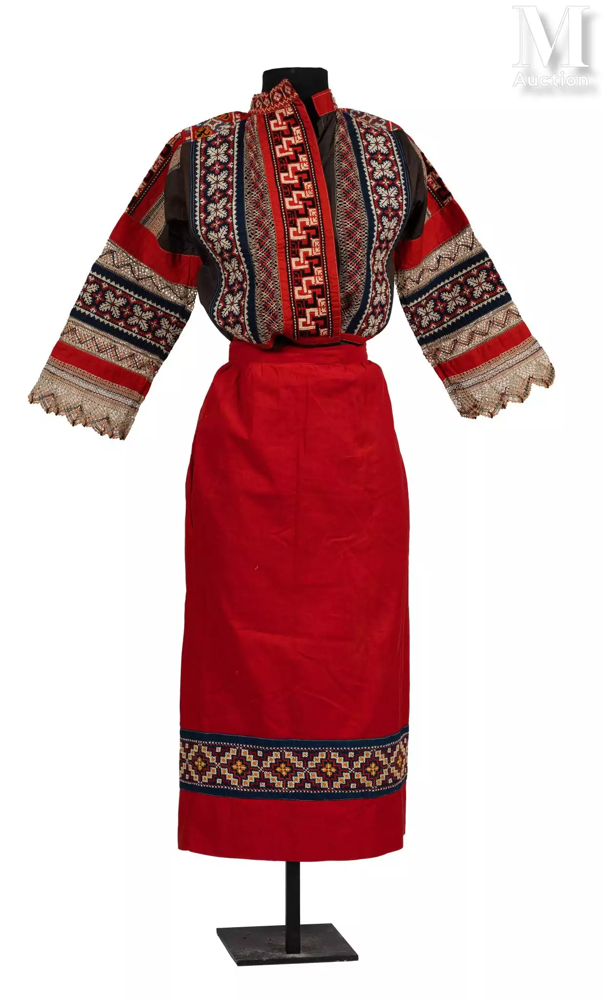 Costume féminin dans le style “Folklorique” - Lot 285 - enchères