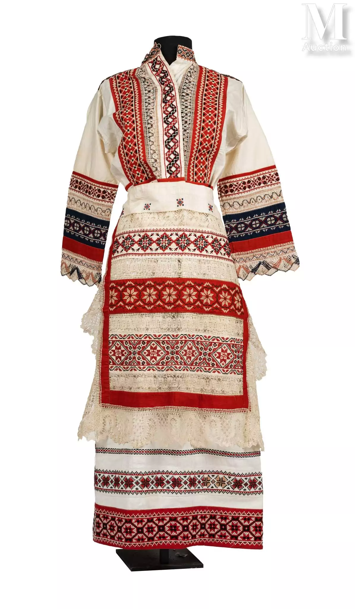 Costume féminin dans le style “Folklorique” - Lot 286 - enchères